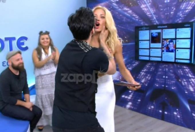 X Factor: Ο Ίαν Στρατής άρπαξε την Ευαγγελία Αραβανή να τη φιλήσει! (vid) | SDNA
