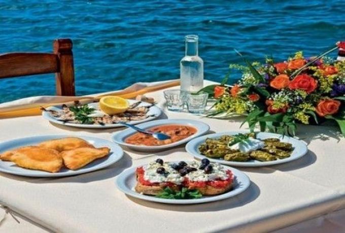 Το BBC αποθεώνει την ελληνική κουζίνα: Αυτά τα 8 ελληνικά φαγητά ...