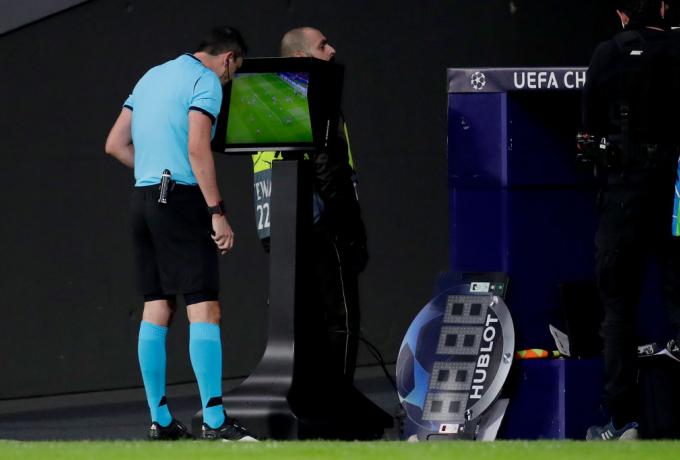 Η UEFA αλλάζει το VAR: 15 εκατ. στο οφσάιντ, το χέρι στην περιοχή, έλεγχος και από τις ομάδες | SDNA