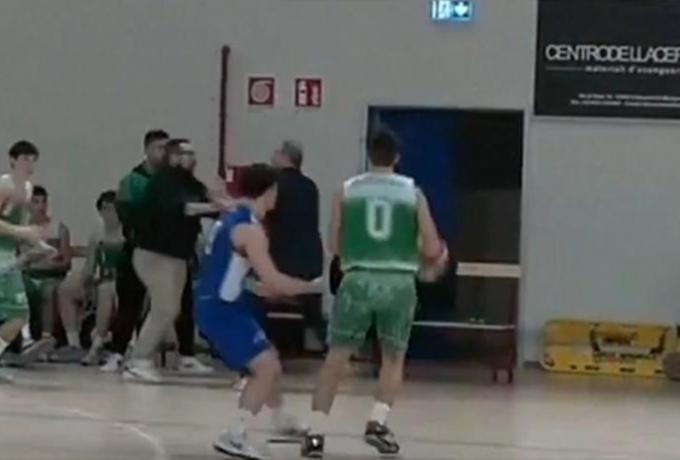 Aπίστευτο σκηνικό στην Ιταλία: Πλακώθηκαν προπονητής και βοηθός σε αγώνα U17 - Διακόπηκε το ...