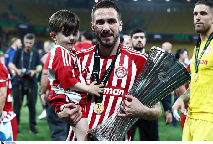 «Έκλαψε αγκαλιά με τη μάνα του και τον γιο του»: Ο περήφανος πατέρας μιλά για τα δάκρυα του ...