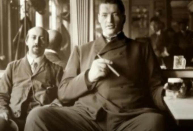 Adam Rainer: Η ιστορία του ανθρώπου που στα 18 είχε ύψος 1,22μ. και στα 30 έφτασε τα 2,18μ | SDNA