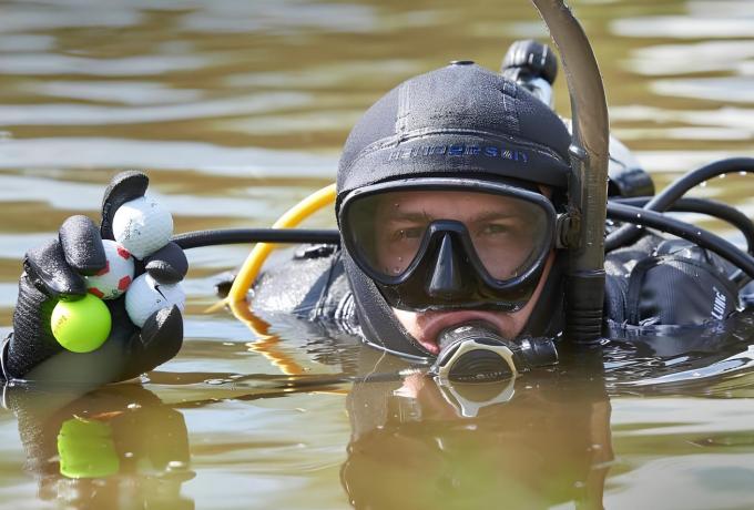 Να επάγγελμα με μέλλον: Πόσα βγάζει ένας δύτης που βουτά σε λίμνες για τα χαμένα μπαλάκια του ...
