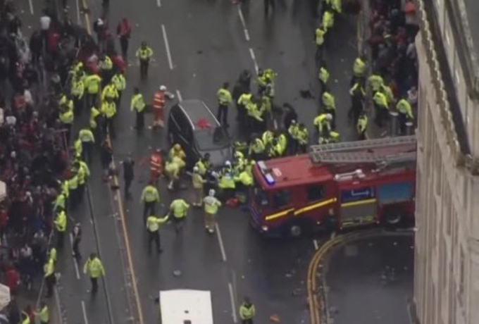 Τρόμος στο Λίβερπουλ: Αυτοκίνητο «γκάζωσε» και παρέσυρε οπαδούς στην παρέλαση για τον τίτλο - 17 ...