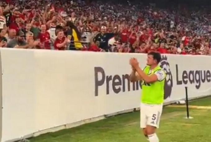 Γύρισε ο τροχός: Οπαδοί της Γιουνάιτεντ αποθέωσαν τον Χάρι Μαγκουάιρ (vid) | SDNA