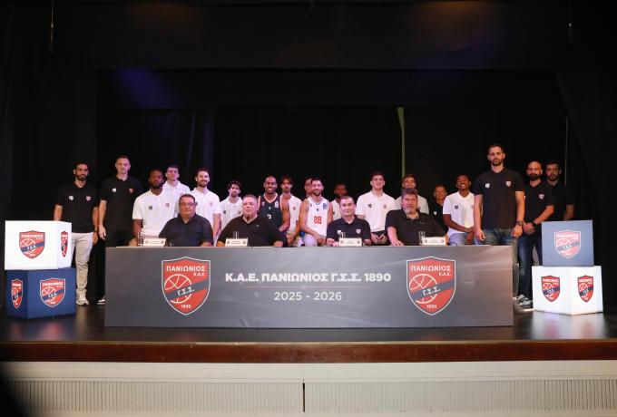 Ο Πανιώνιος παρουσίασε την ομάδα και τις καινούριες φανέλες για τη νέα σεζόν σε Ελλάδα και ...