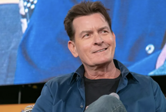 Ο Τσάρλι Σιν παραδέχτηκε ότι είχε ερωτικές σχέσεις με άντρες: «Δοκίμασα κάτι καινούριο» | SDNA