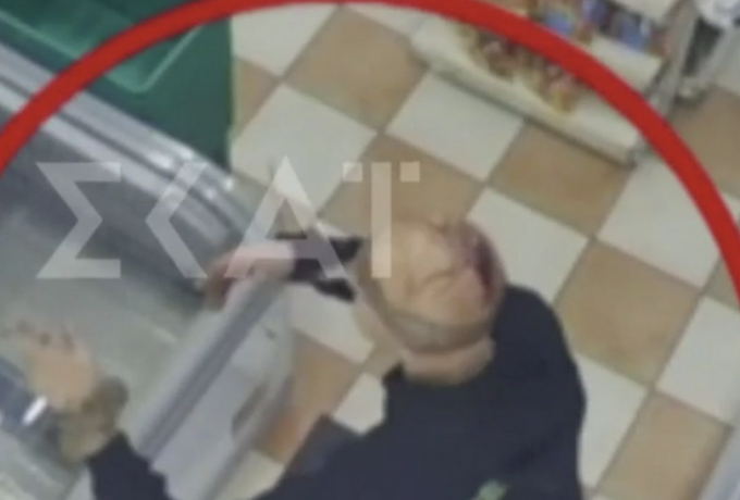 Άγιος Παντελεήμονας: Βίντεο ντοκουμέντο - Η στιγμή που ο 47χρονος ζητά βοήθεια αιμόφυρτος (vid ...