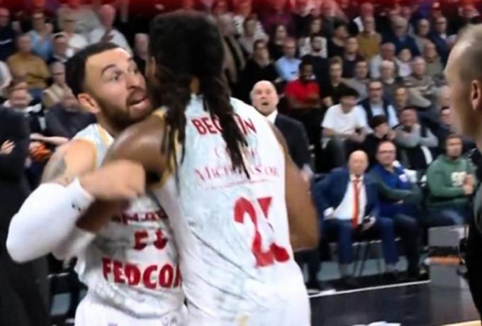 Εκτός εαυτού ο Μάικ Τζέιμς: Αποβλήθηκε... όρμησε στον διαιτητή και τον ...