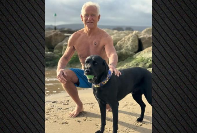 Σκύλος ήρωας έσωσε τον ιδιοκτήτη του που κατέρρευσε σε άδεια παραλία, πώς κατάφερε να ζητήσει ...