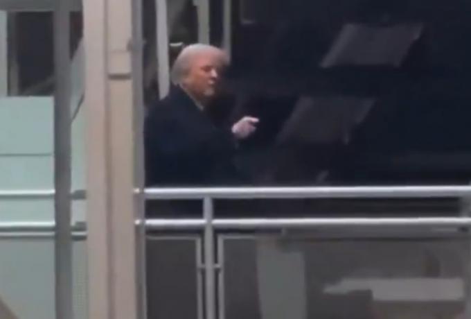 «Άντε γ@#%σου» και μεσαίο δάχτυλο από τον Τραμπ σε εργαζόμενο σε εργοστάσιο της Ford (vid) | SDNA