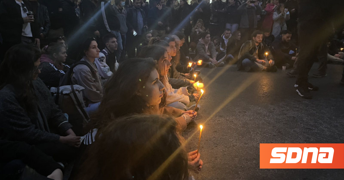 Συγκέντρωση διαμαρτυρίας έξω από την Hellenic Train με αναμμένα κεριά ...