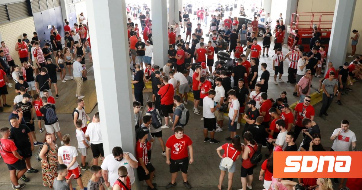 Ολυμπιακός: Οπαδοί περιμένουν τον Βεζένκοφ με συνθήματα στο ΣΕΦ (pics) | SDNA