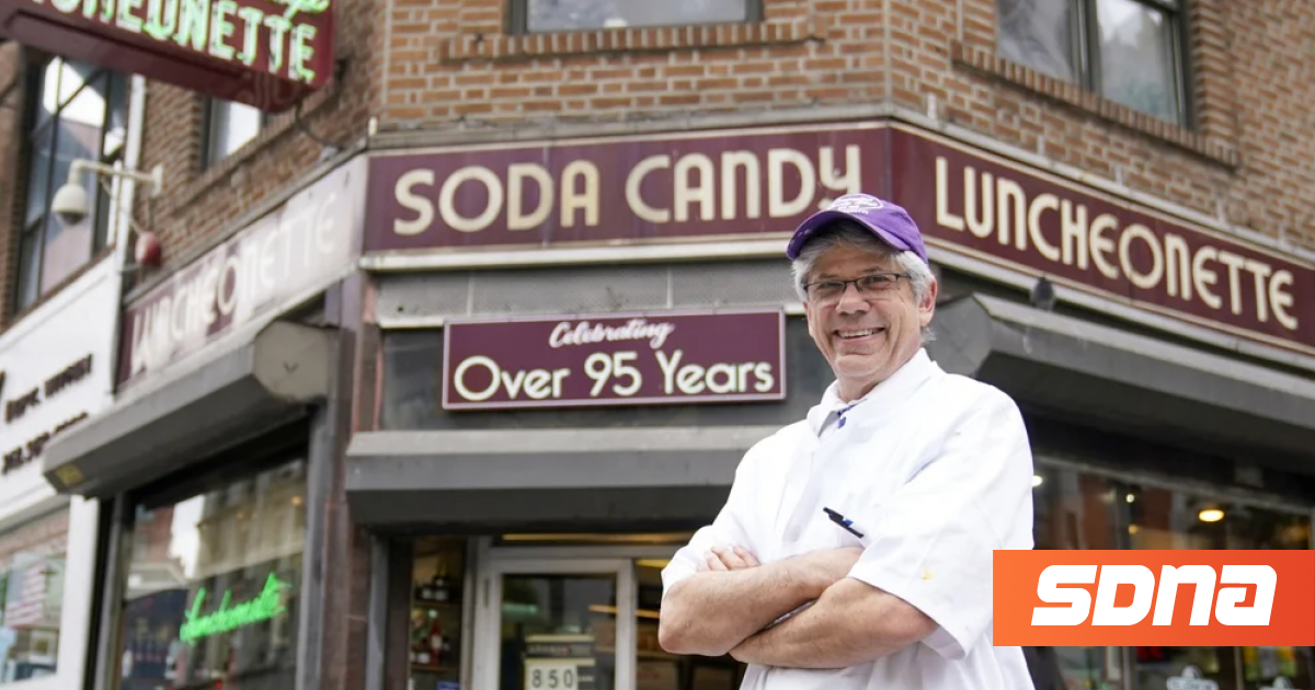 Εστιατόριο 100 ετών ενός Έλληνα στη Νέα Υόρκη φτιάχνει Coca-Cola με τον παραδοσιακό τρόπο - Πώς ...