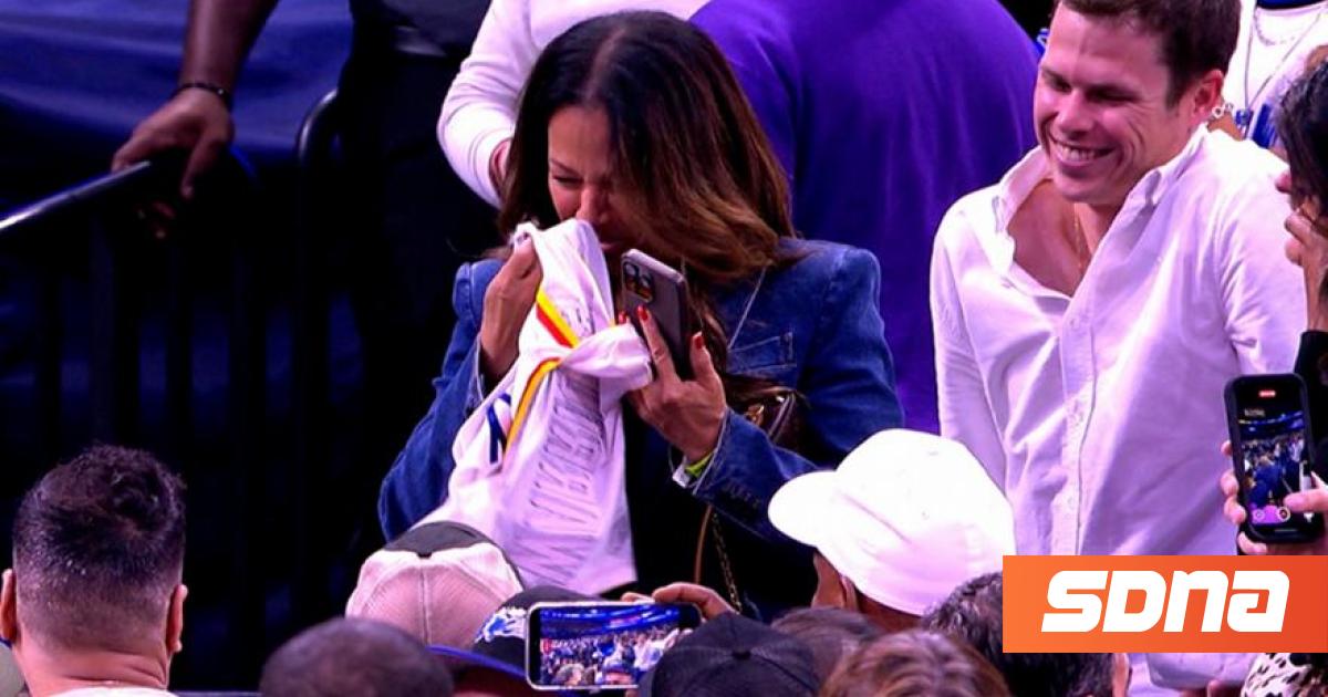 Συγκινητική κίνηση Κάρι: Χάρισε στη μητέρα του τη φανέλα του μετά τους 56 πόντους | SDNA